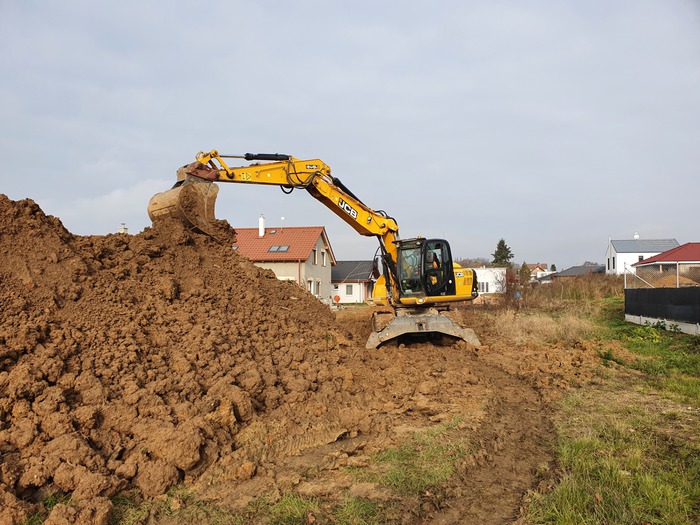 Strojník - kolový otočný bagr JCB 175W :: Aptcz1
